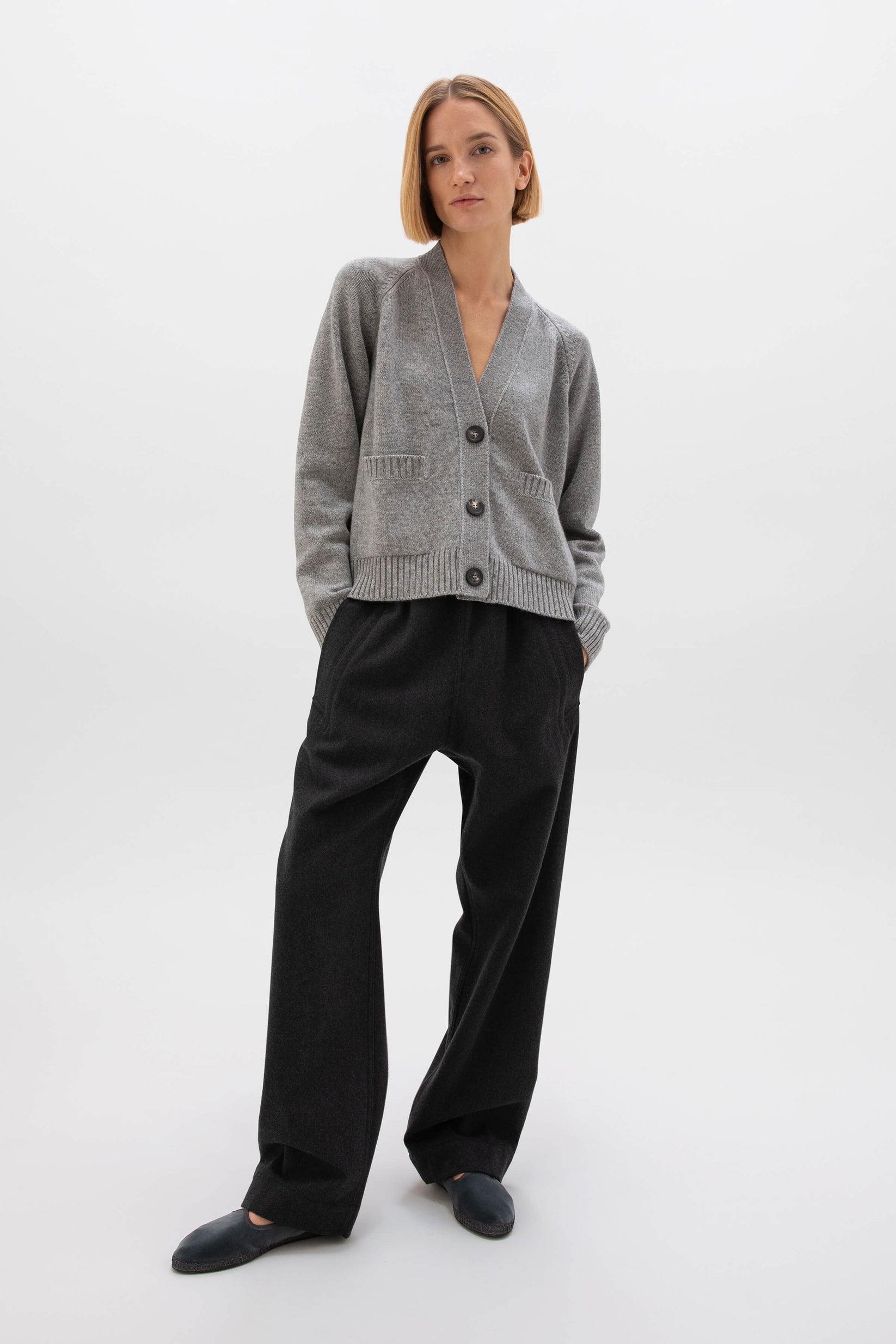 Relaxed Women's Grey Cashmere Cardigan – Johnstons of Elgin