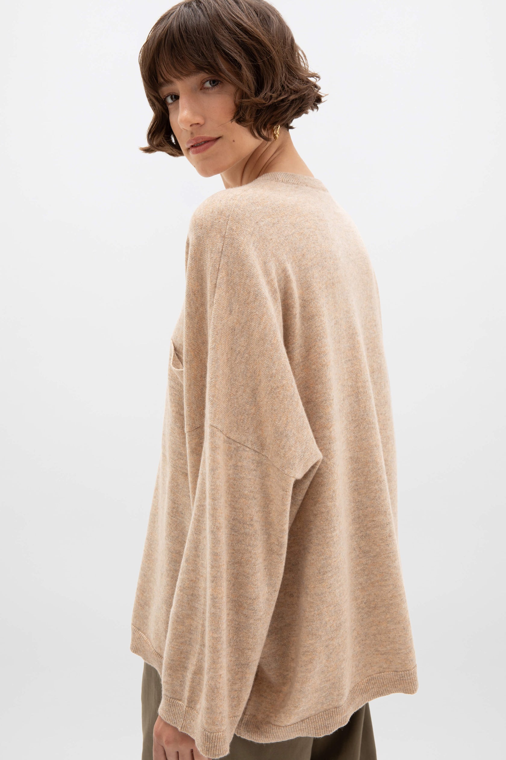 Slouchy Women's Cashmere Sweater in Oatmeal – Johnstons of Elgin