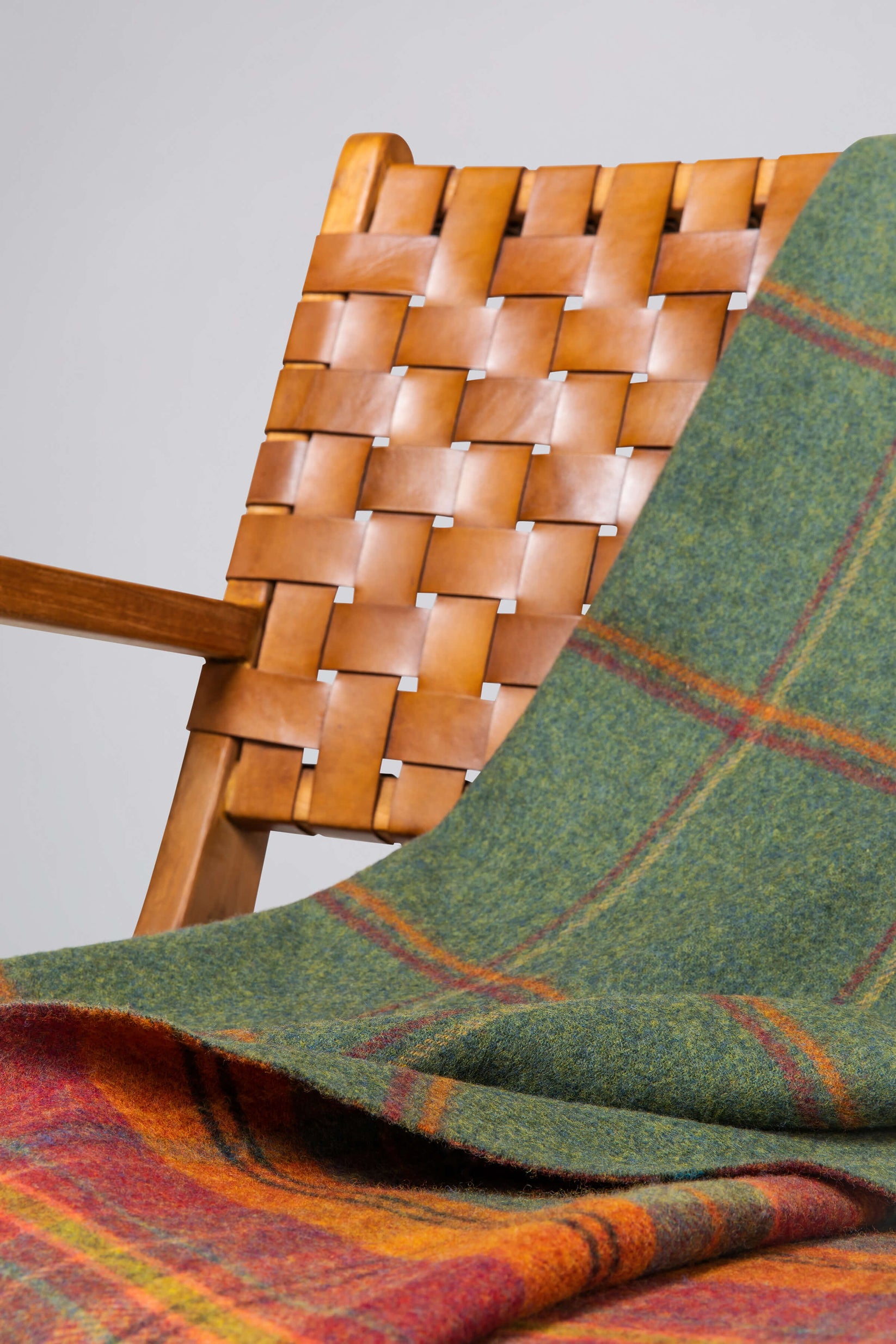 Red Tweed Double Face Lambswool Throw – Johnstons of Elgin